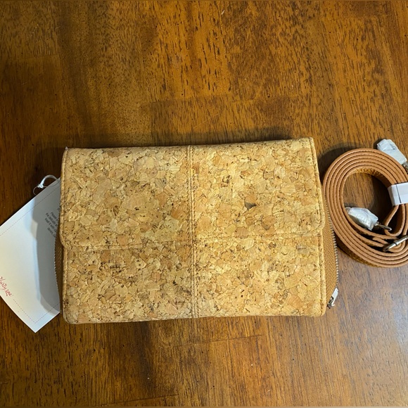 thirty-one | Bags | Jewell By Thirtyone Cork Crossbody Clutch Zip Bag ...